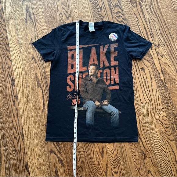 Gildan | Shirts | Blake Shelton Merch Tour Tshirt | Poshmark